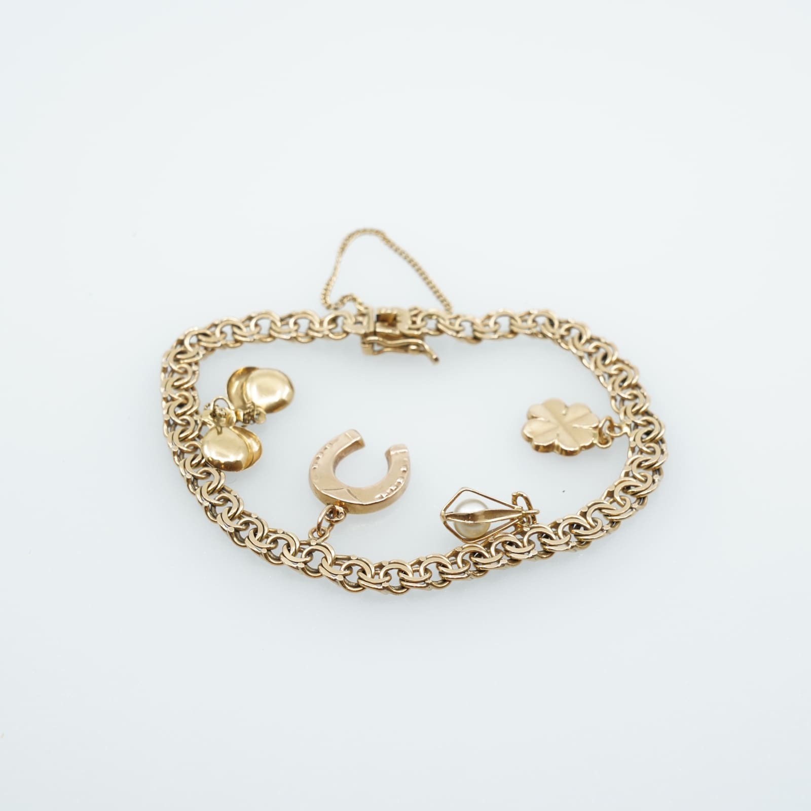 Armband Bismarck med 5 berlocker Guld 18K Vikt 15,5g Längd 19,5cm Bredd ...