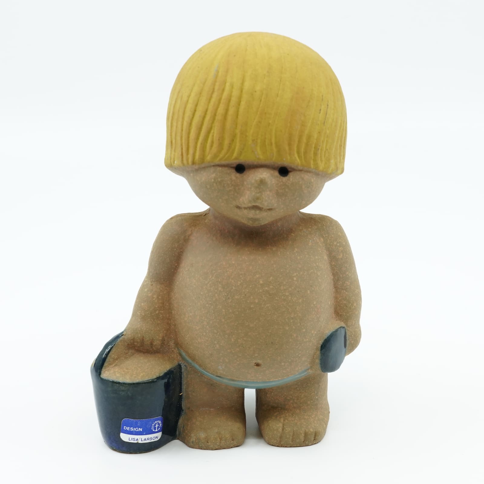 Figurin keramik av Lisa Larsson Pojke med hink höjd 13cm