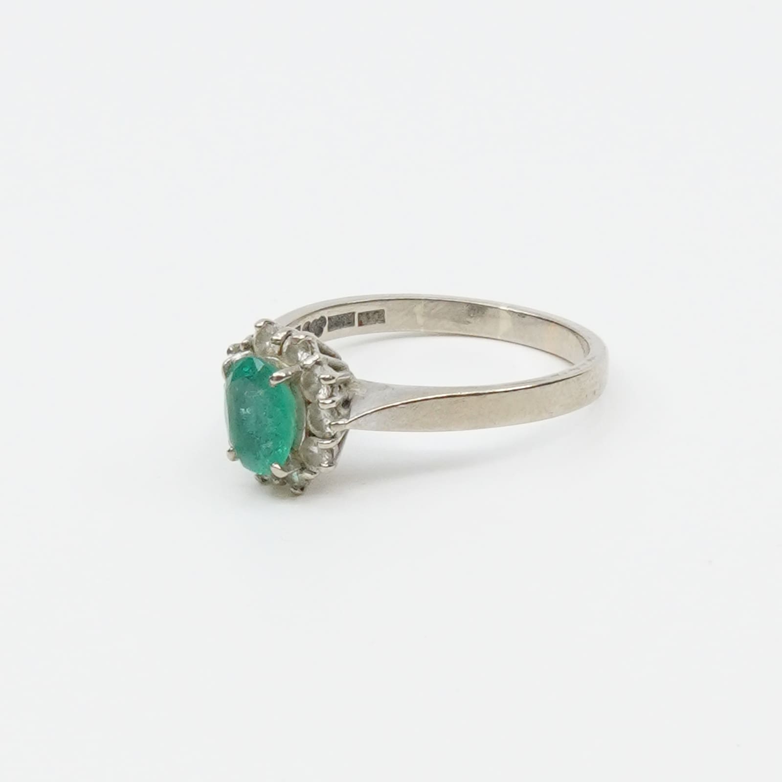 Ring Vitguld 18K 4,3g Ø18 ½ med diamanter 10xca0,02ct, graverad