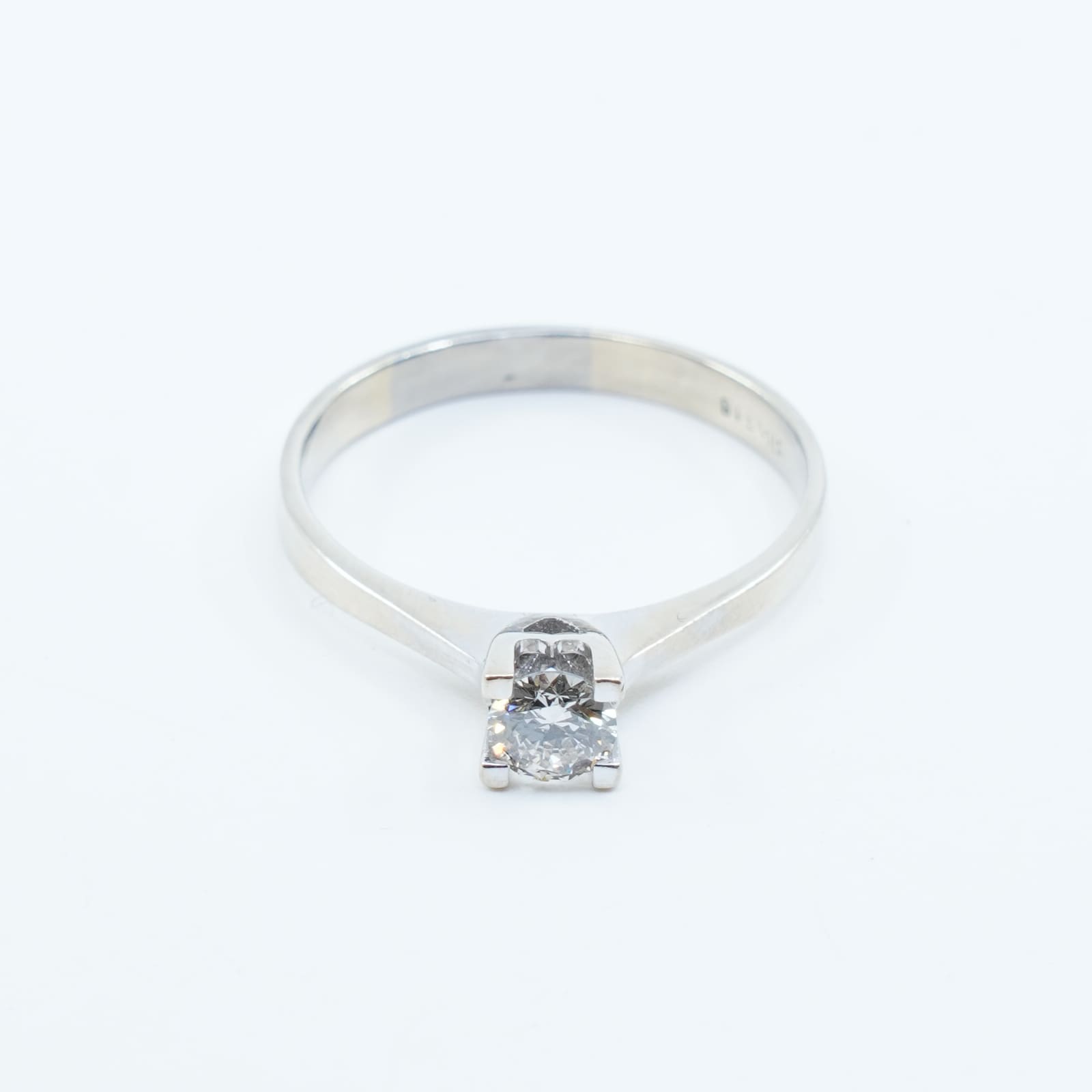 Ring vitguld 18K 3,1g Ø18¾ med diamant 1xca.0,35ct, i behov av omrodiering