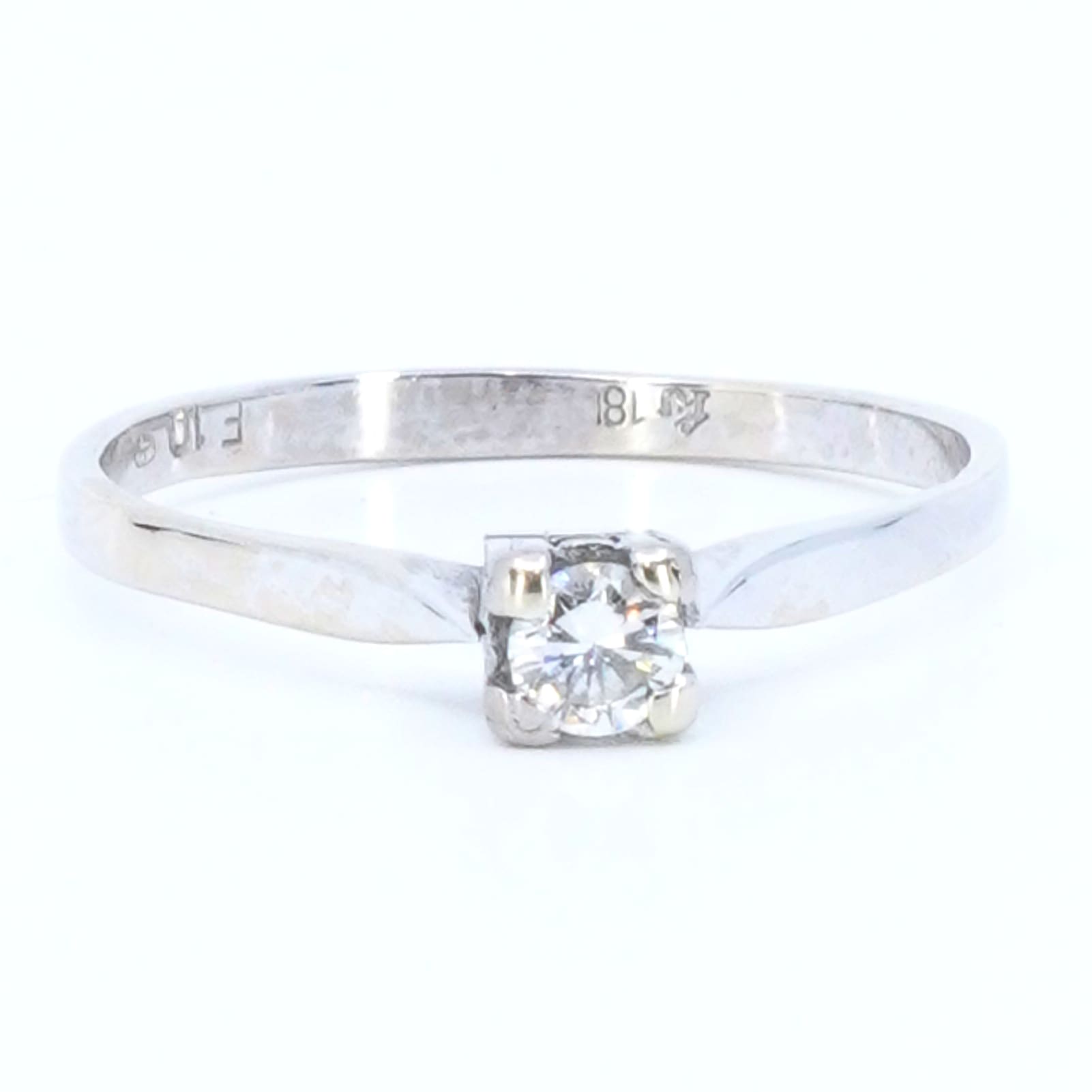 Ring vitguld 18K 2,9g Ø21¾ med diamant 1xca0,22ct skev