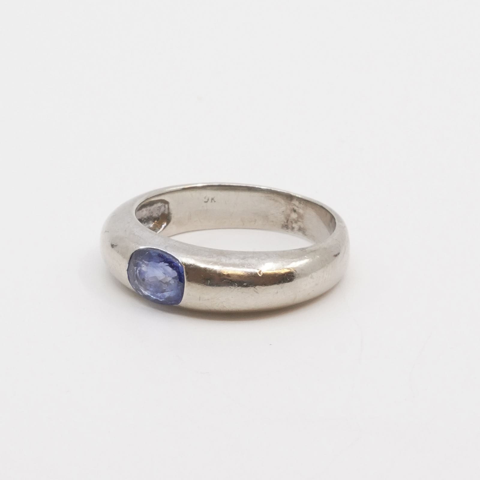 Ring Vitguld 09K 5,1g Ø18½ med blå sten