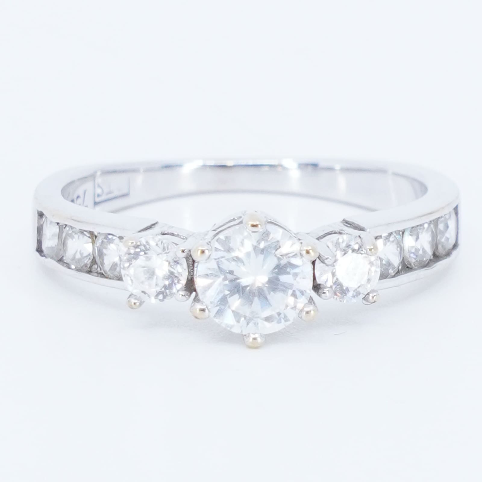 Ring Vitguld 18K 3,1g Ø16¼, med stenar, i behov av omrodiering