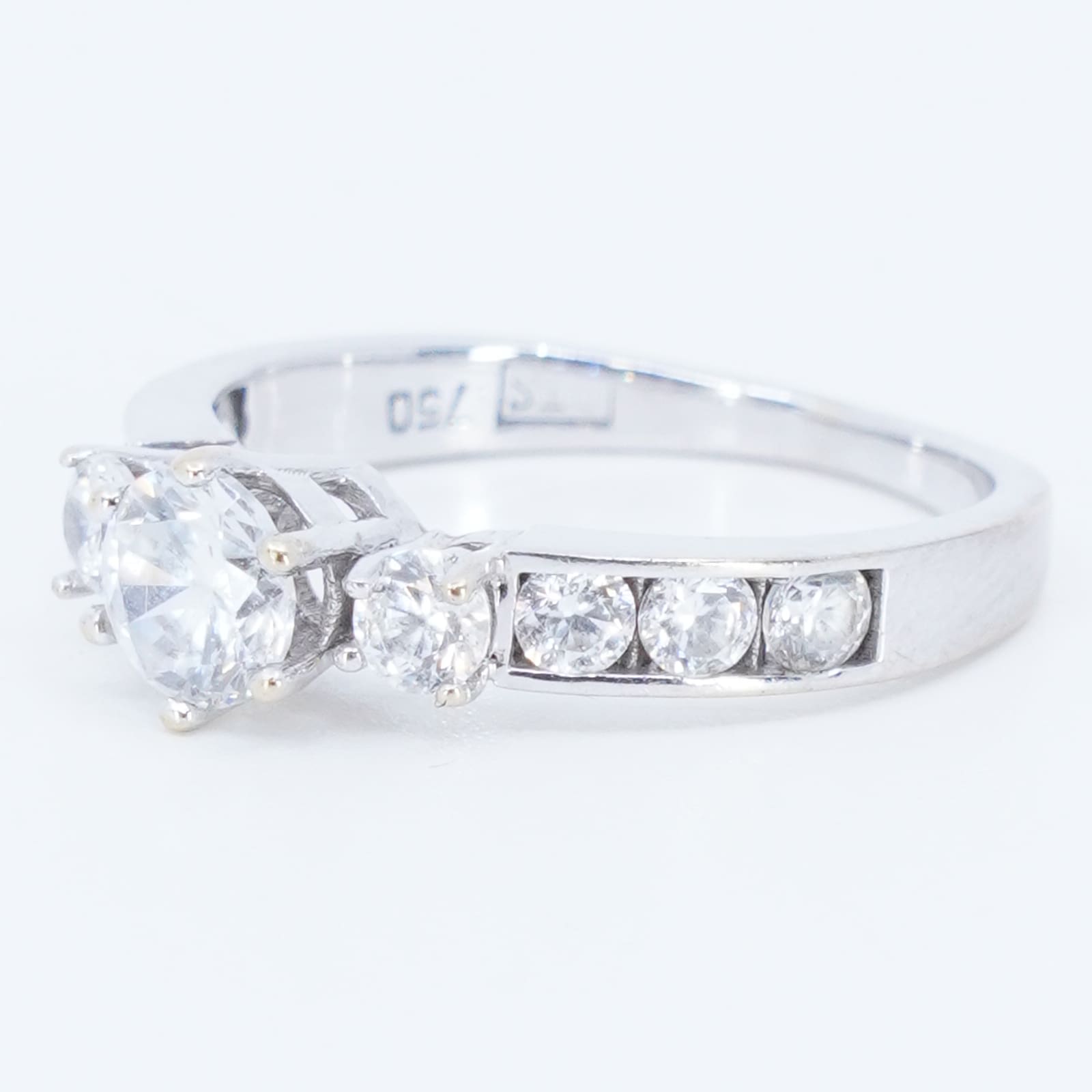 Ring Vitguld 18K 3,1g Ø16¼, med stenar, i behov av omrodiering